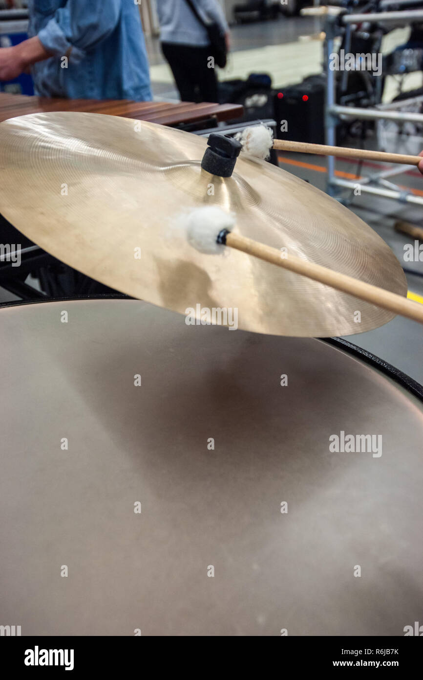 Musiker spielt die Becken auf die Pauke mit drumstick Stockfotografie ...