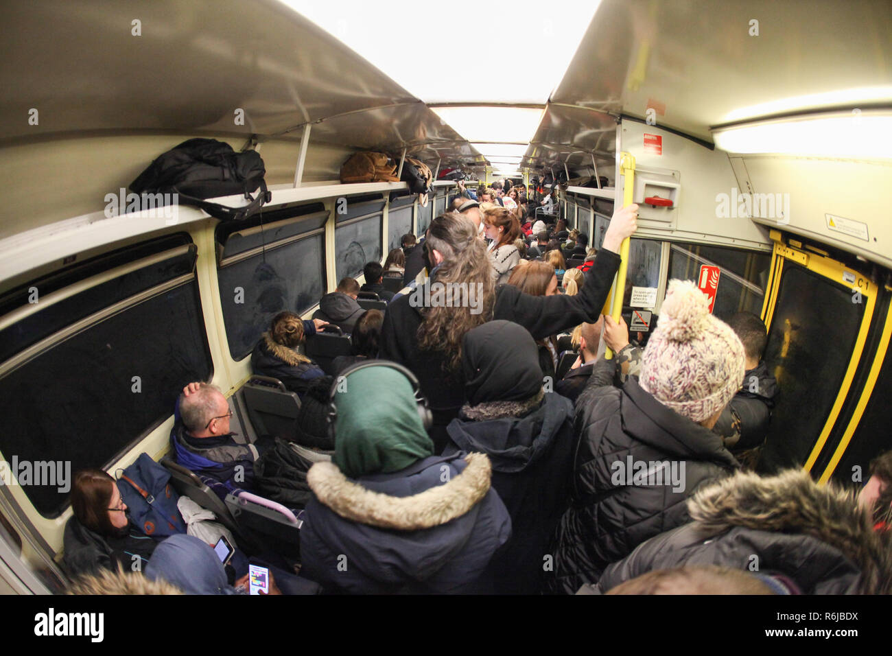 Vom 5. Dezember 2018. Die Überfüllung auf der 17:41 nördlichen Züge ...