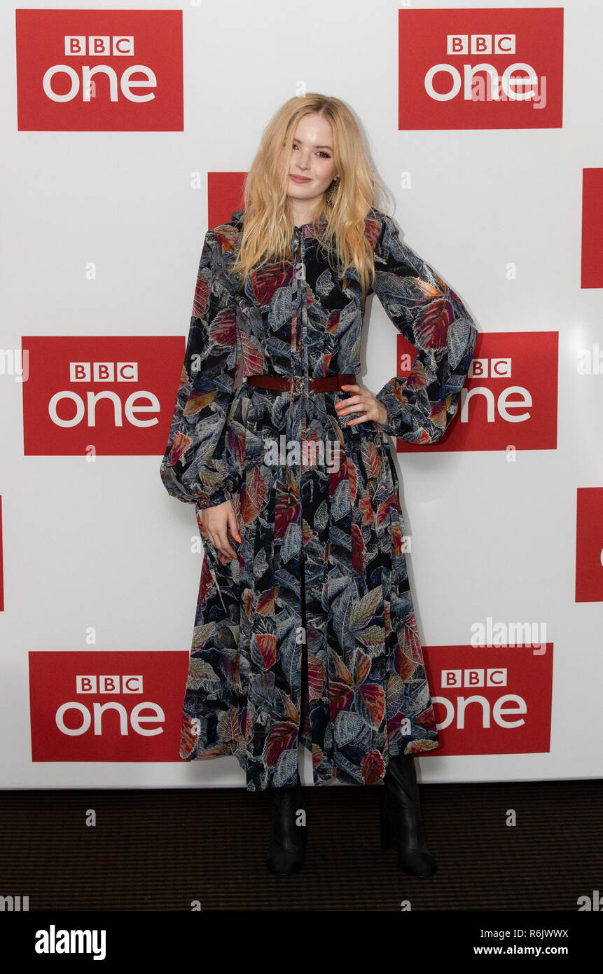 Die ERNEUTE ÜBERTRAGUNG KORREKTUR NAME VON LILY COLLINS ELLIE BAMBER ... Die ERNEUTE ÜBERTRAGUNG KORREKTUR NAME VON LILY COLLINS ELLIE BAMBER ...