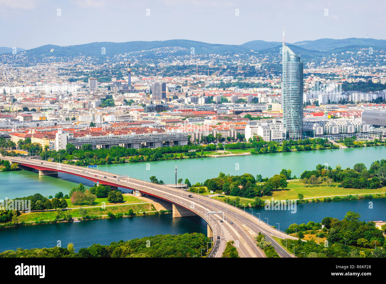 Panorama der Stadt Wien mit Brücke über die Donau und der Neuen Donau ...
