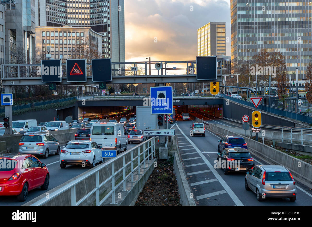 Stau auf der autobahn a40 im ruhrgebiet -Fotos und -Bildmaterial in ...