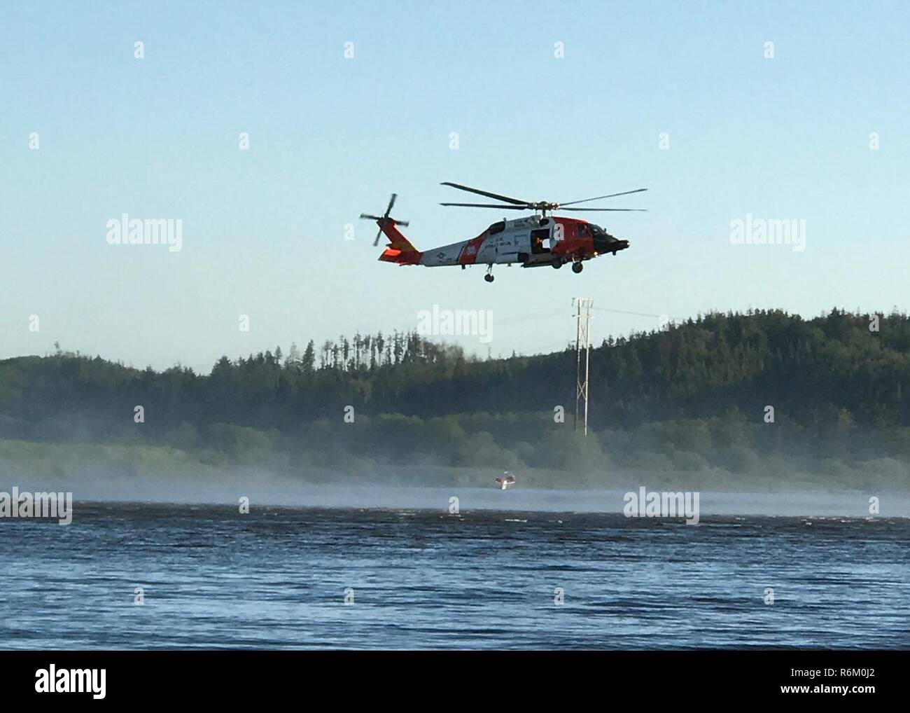 Der Küstenwache Sektor Columbia River MH-60 Jayhawk Helikopter crew ...