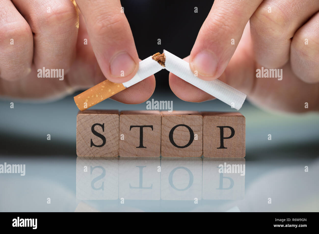 Person das Rauchen Stockfotografie - Alamy