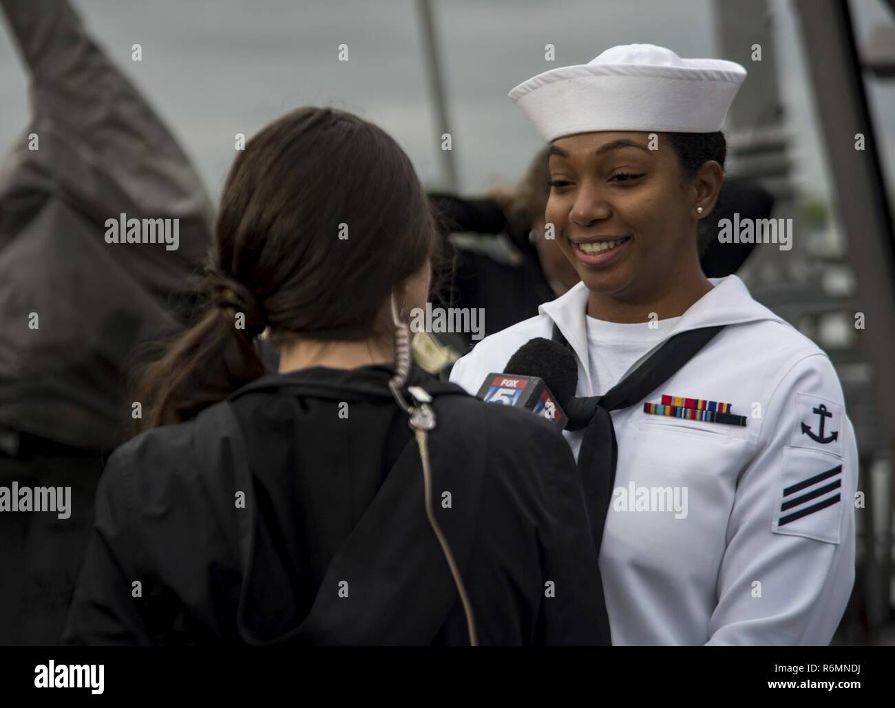 NEW YORK (29. Mai 2017) Seaman Kiara Reyes, spricht mit lokalen Medien ...