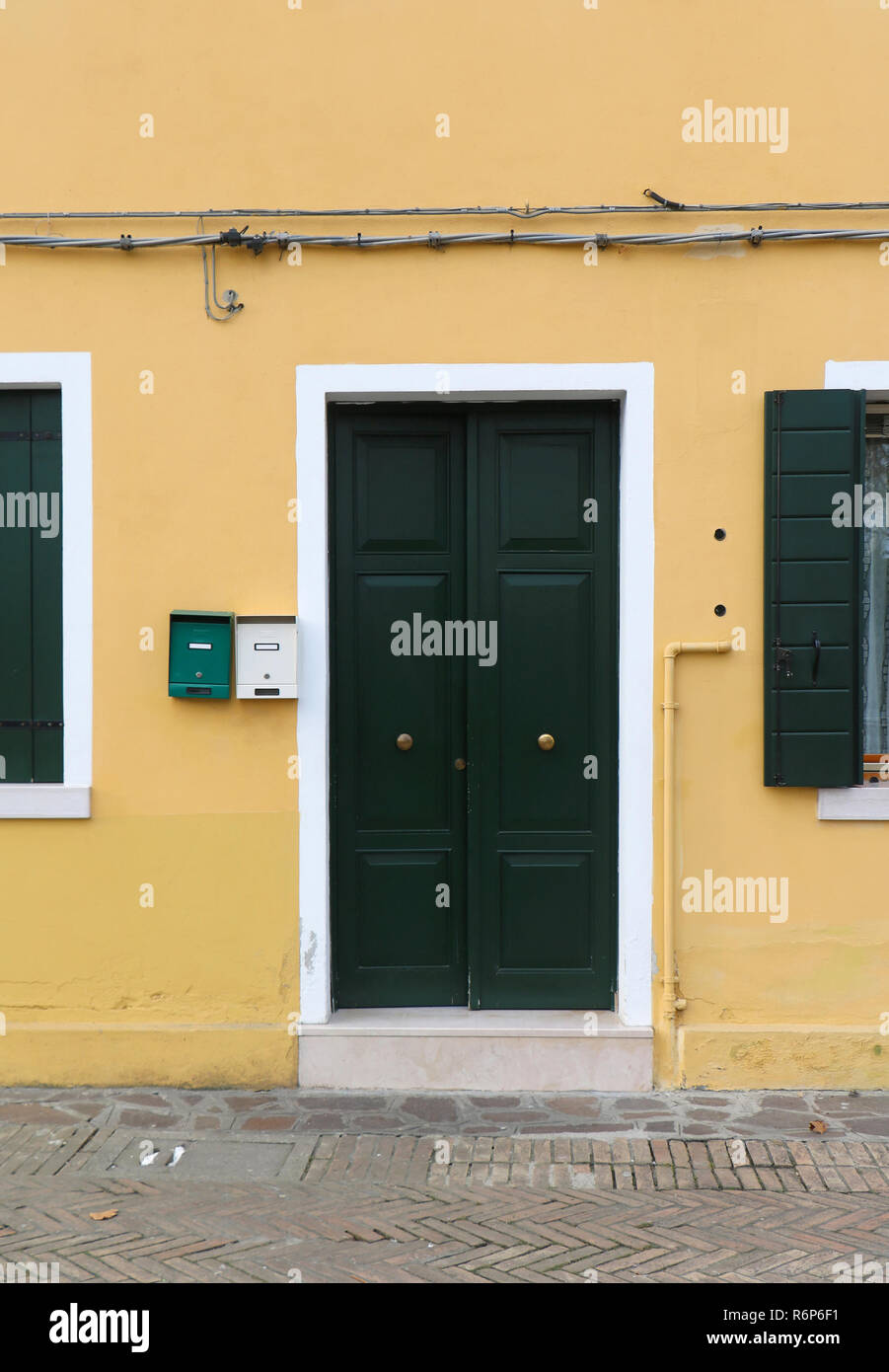 Briefkasten auf gelber hauswand -Fotos und -Bildmaterial in hoher ...