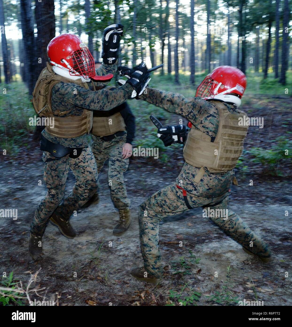 Kampfkunstausbilder Schüler Sgt. Marquis Jones, rechts, und Cpl. Jared ...