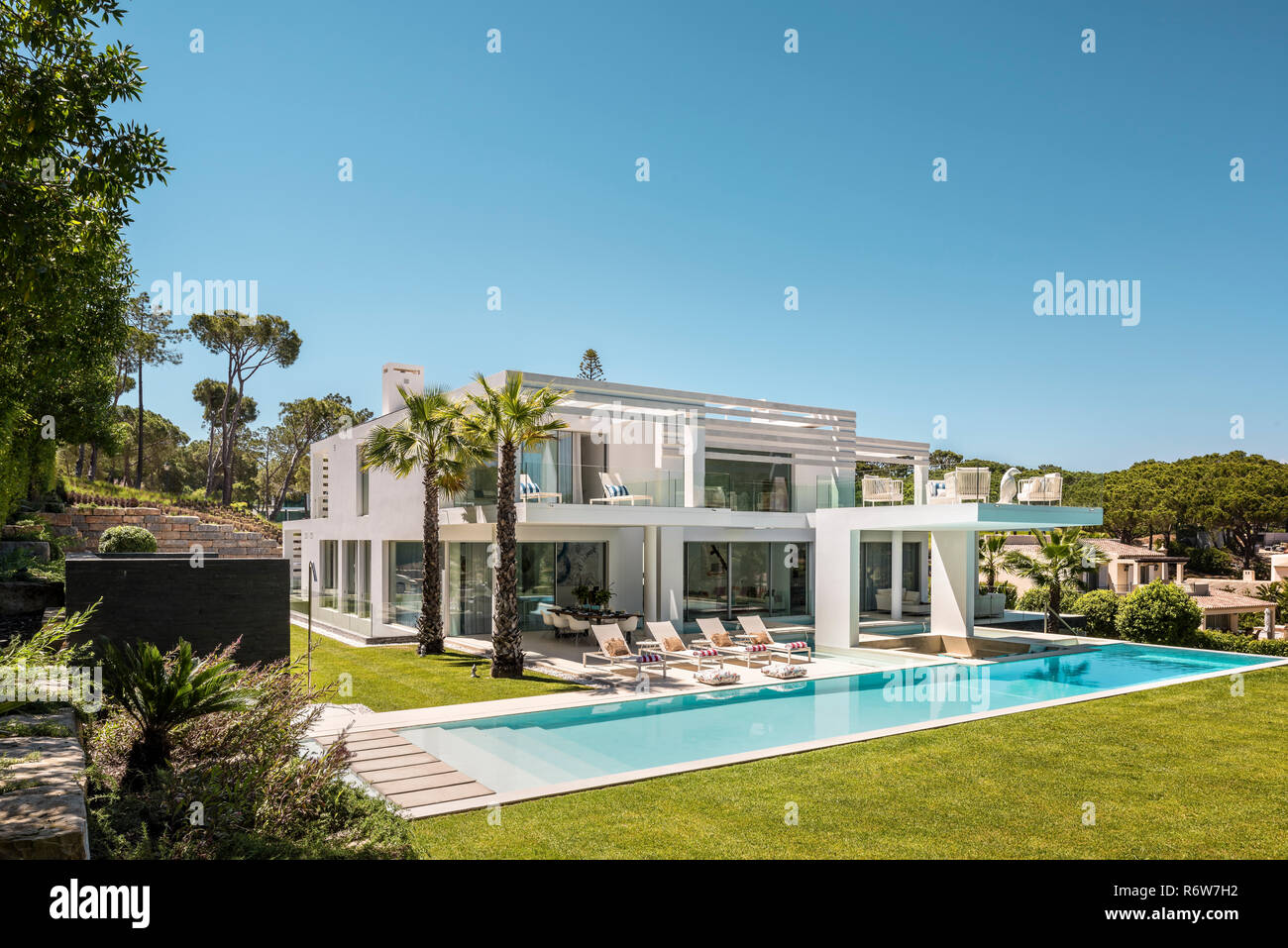 Pool und Rasen in der neuen Villa bauen, Quinta do Lago eingestellt ...