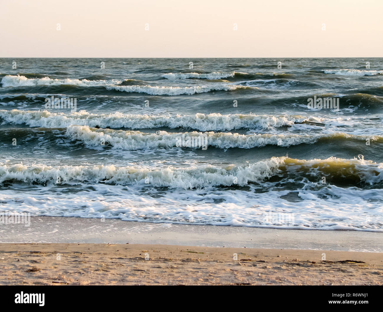 Dunkles meer -Fotos und -Bildmaterial in hoher Auflösung – Alamy