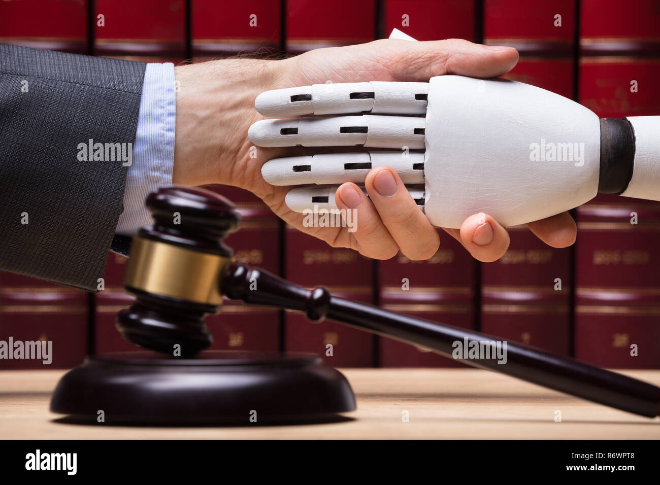 Robot judge -Fotos und -Bildmaterial in hoher Auflösung – Alamy