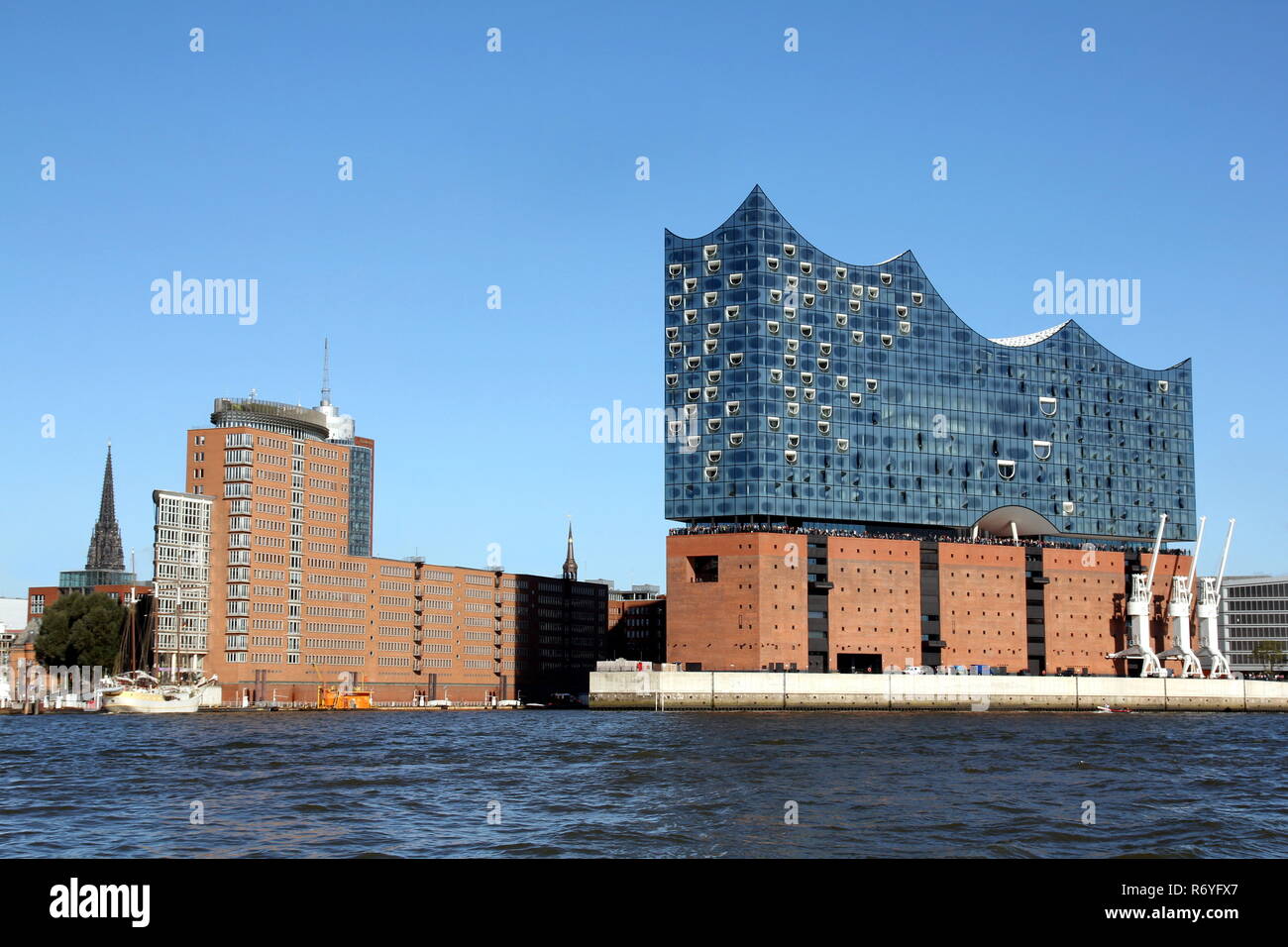Elbphilharmonie in Hamburg ab Oktober 1,2017 mit einem Teil der ...