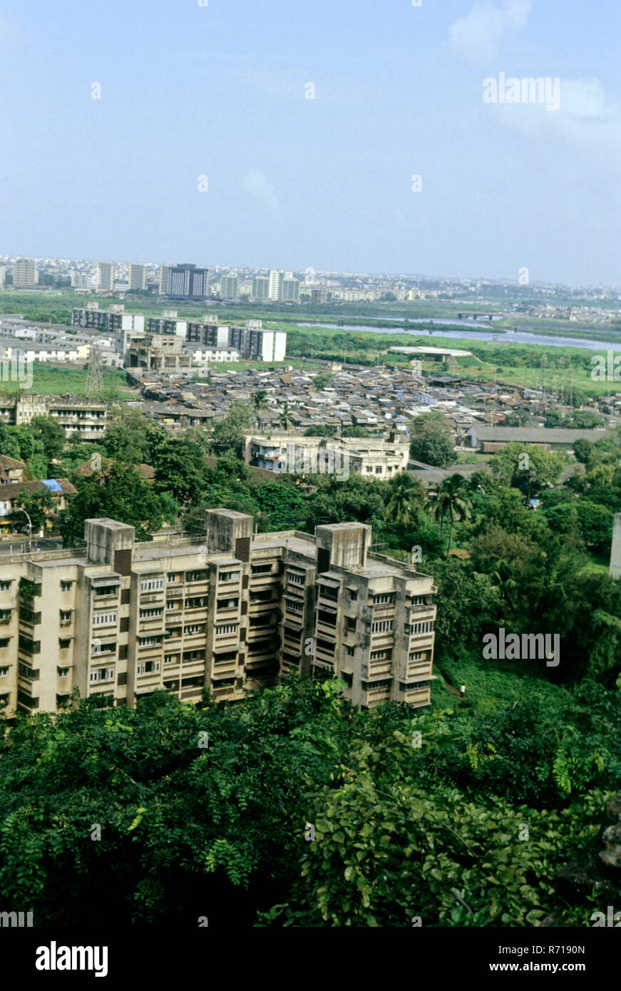Dharavi slum india aerial view -Fotos und -Bildmaterial in hoher ...