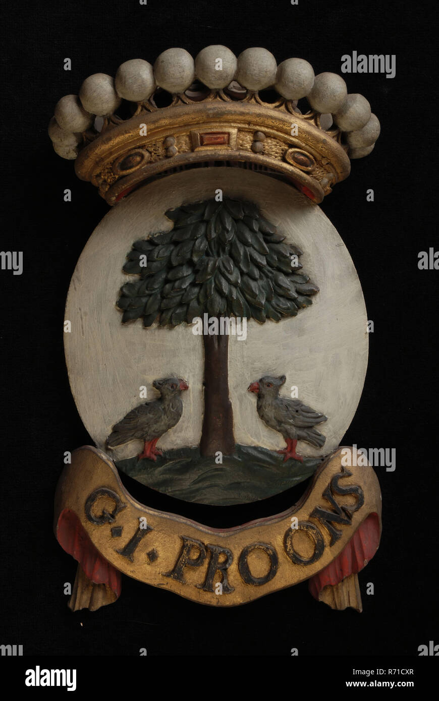 Holz- gekrönte Wappen einschließlich des Namens G.I. geschnitzt Proons ...