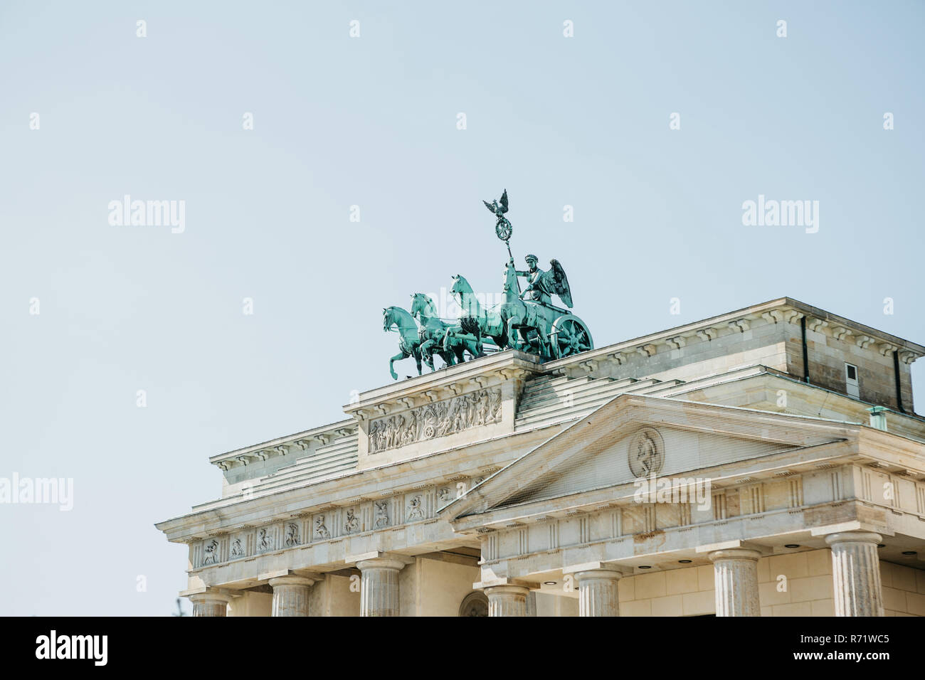 Detailansicht der Brandenburger Tor gegen den blauen Himmel. Dies ist ...