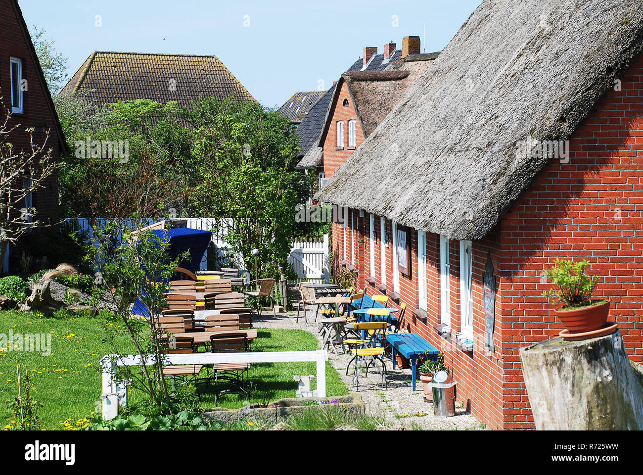 Wohnungen auf der Warft auf der Hallig Hooge in Nordfriesland. Die ...