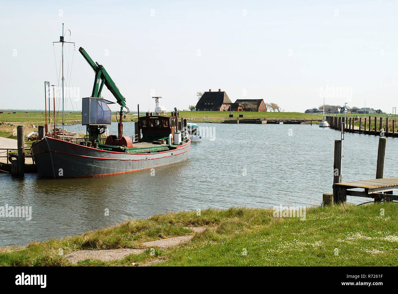 Die Halligen (singular Hallig) sind zehn kleine Deutsche Inseln ohne ...