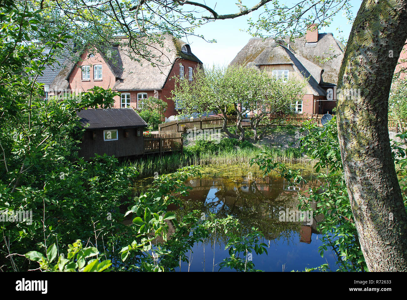 Die Halligen (singular Hallig) sind zehn kleine Deutsche Inseln ohne ...