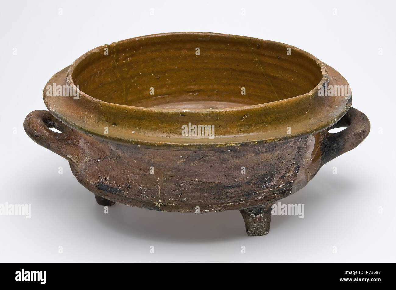 Steingut kochtopf -Fotos und -Bildmaterial in hoher Auflösung – Alamy