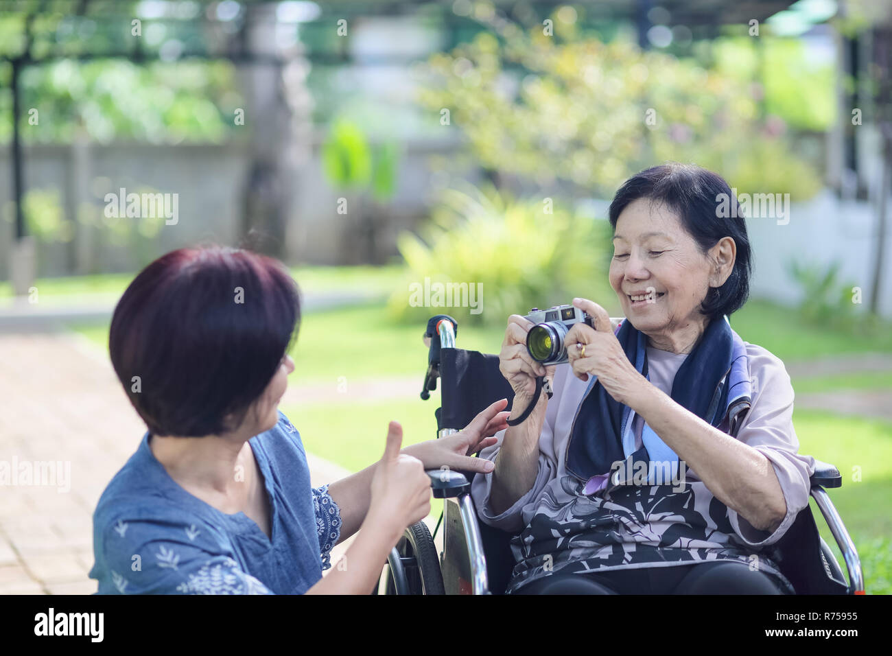 Chinese granny -Fotos und -Bildmaterial in hoher Auflösung – Alamy