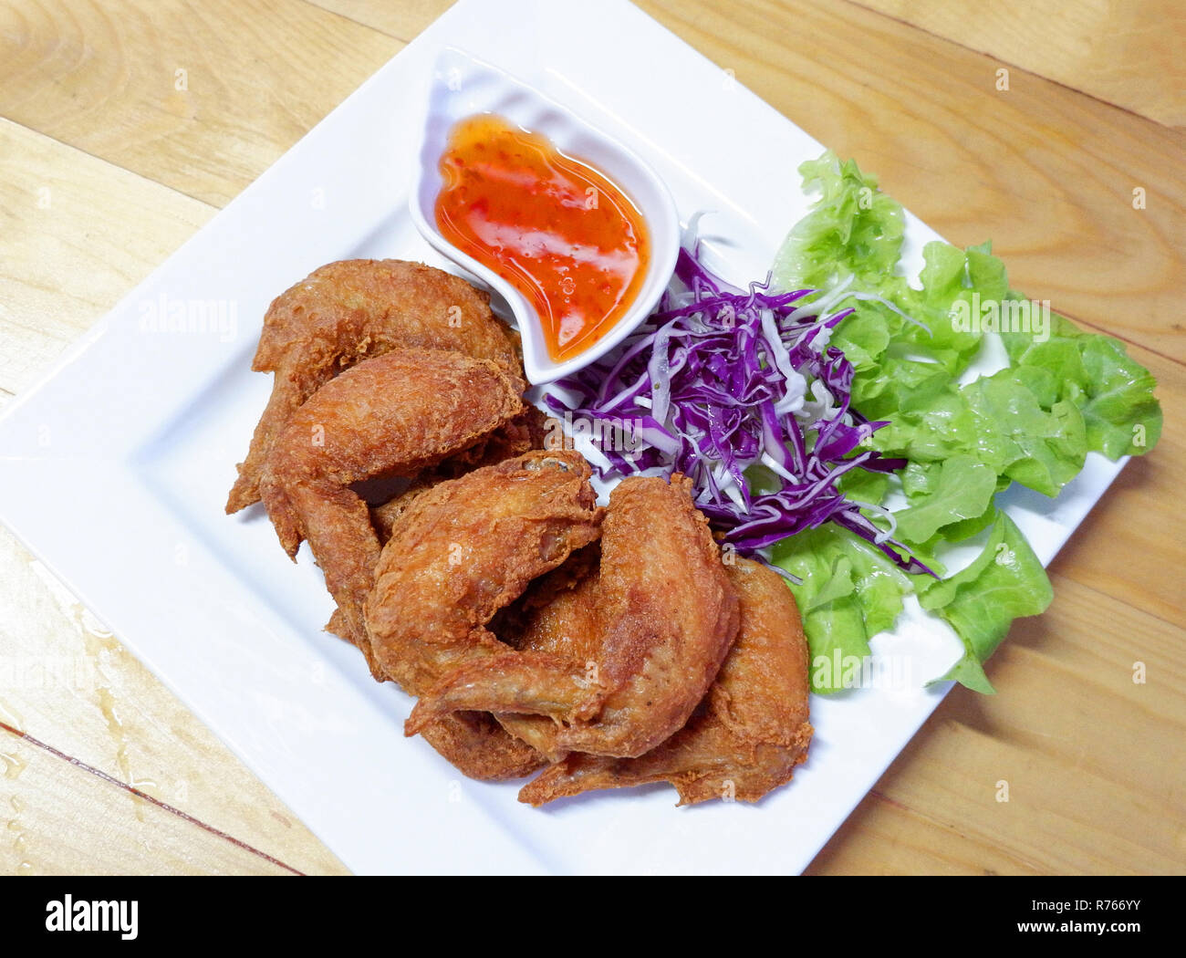 Fried Chicken Wing/batter Fried Chicken crispy auf weiße Platte und ...