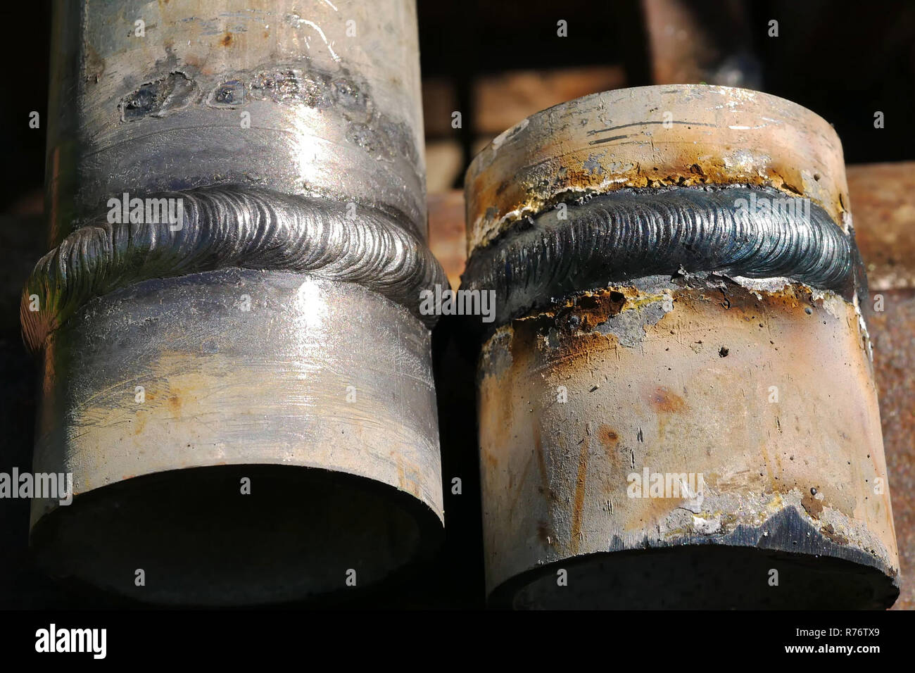 Metallrohr mit geschweißten Naht. Schweißen von Rohren Stockfotografie ...