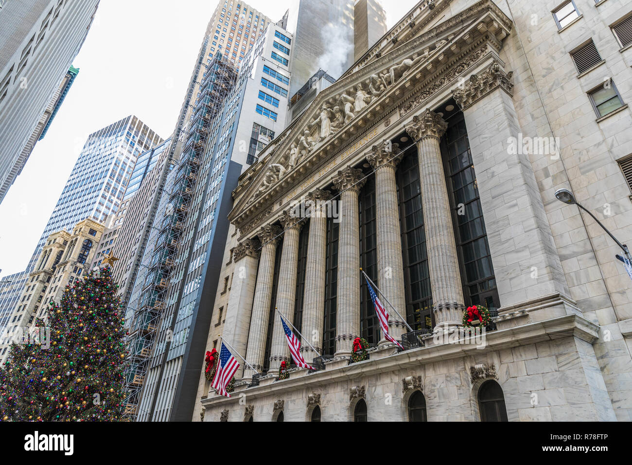 Die eislaufbahn im winter in rockefeller plaza -Fotos und -Bildmaterial ...