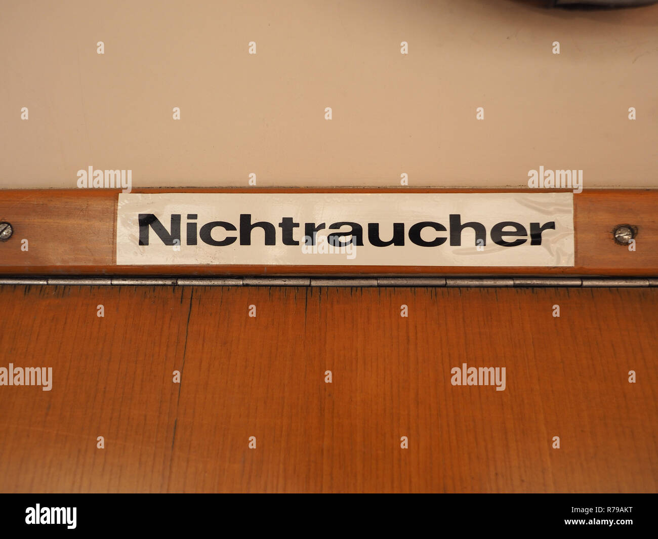 Nichtraucher hinweisschild -Fotos und -Bildmaterial in hoher Auflösung ...