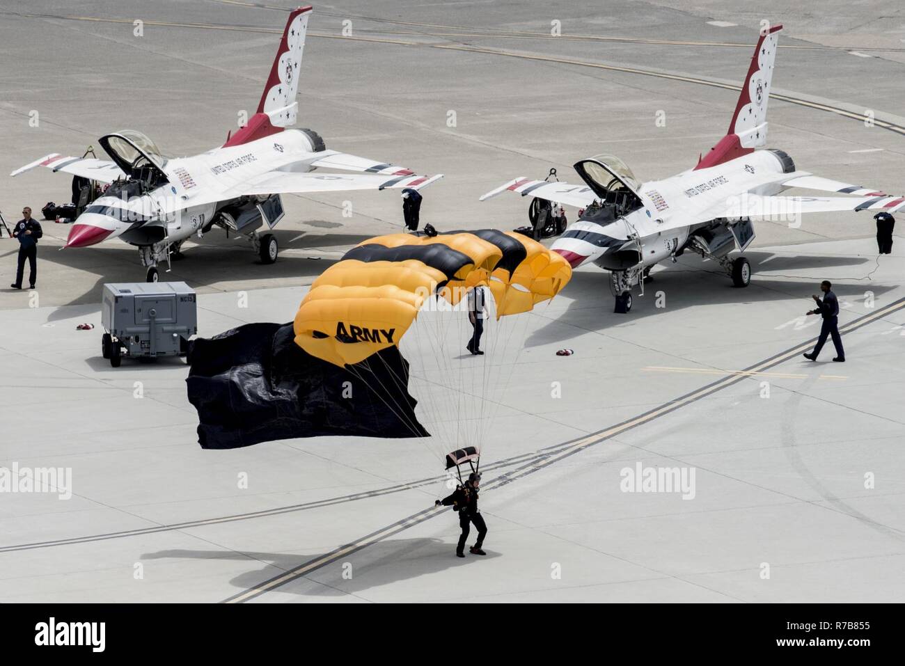 Flügel über Solano Air Show, Travis Air Force Base, Calif., 6. Mai und ...