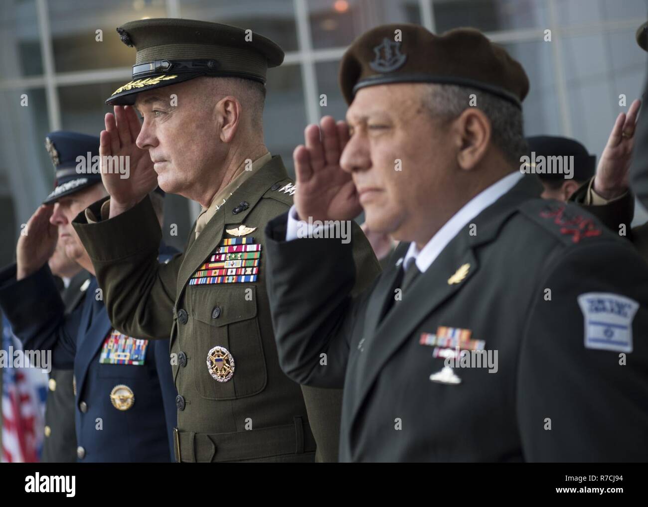 Marine Corps Gen. Joseph F. Dunford Jr., Vorsitzender des Generalstabs, trifft sich mit ...