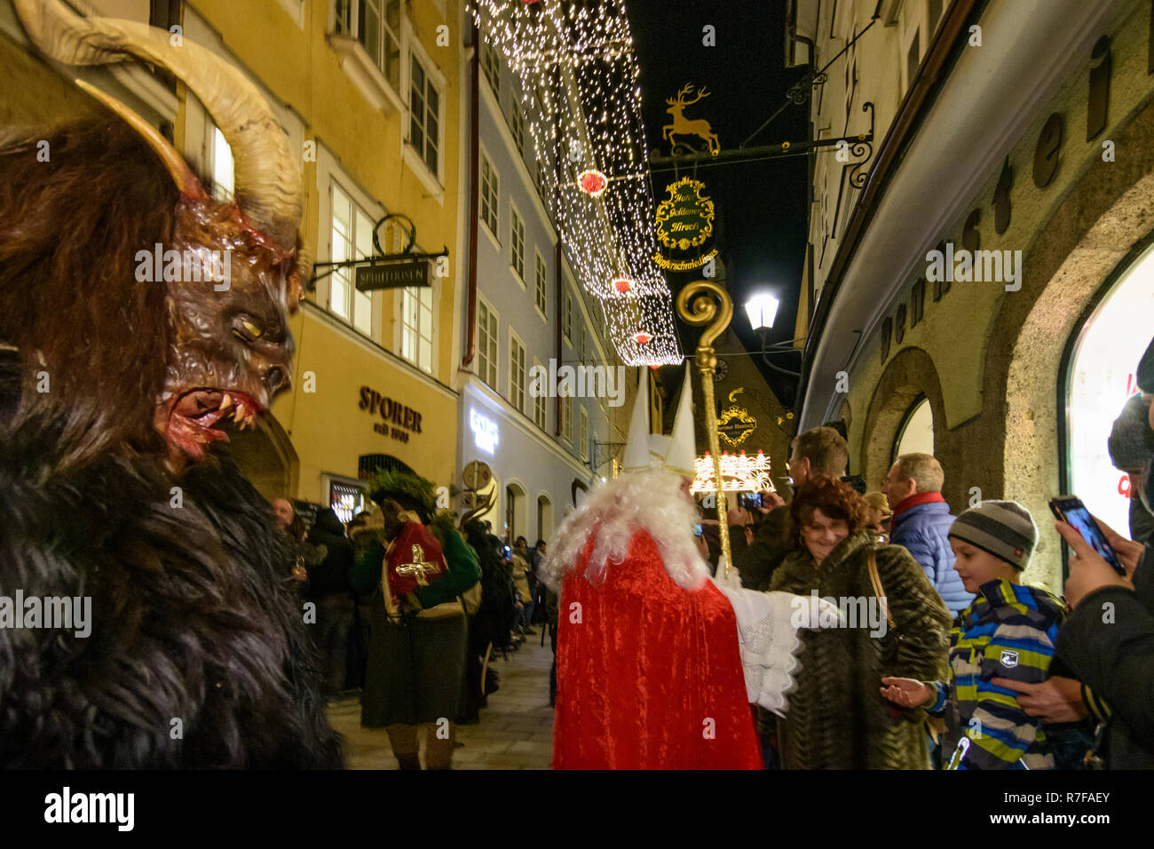Salzburg: Krampuslauf (Krampus-Lauf, Perchtenlauf, Krampus, Maske ... Salzburg: Krampuslauf (Krampus-Lauf, Perchtenlauf, Krampus, Maske ...