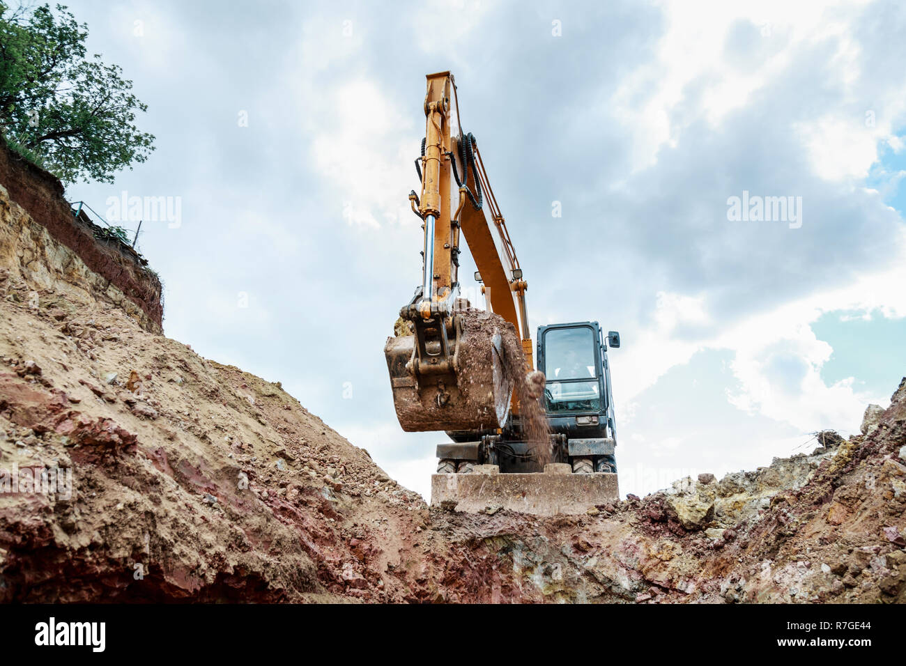 Bagger Graben für die Pipeline. Ausgrabung Stockfotografie - Alamy