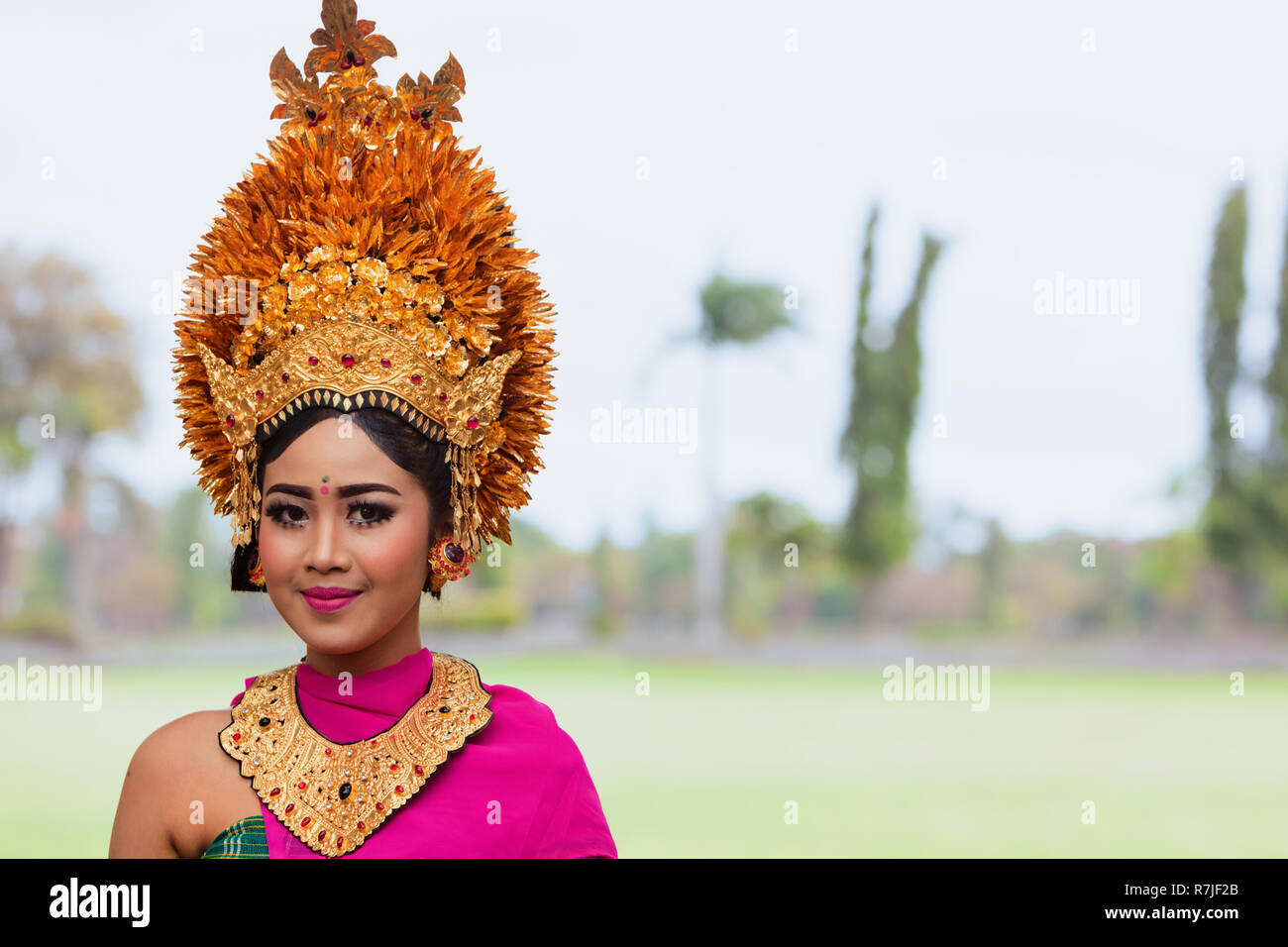 Balinese Woman In Ceremonial Dress Stockfotos und -bilder Kaufen - Alamy