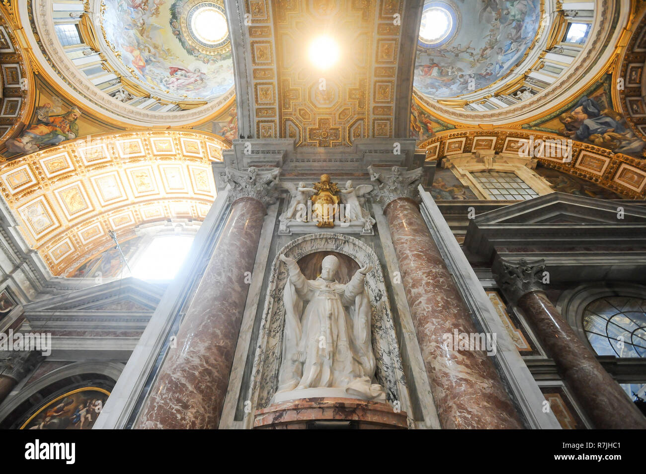 Statue von Papst Pius X. in der italienischen Renaissance Papale ...