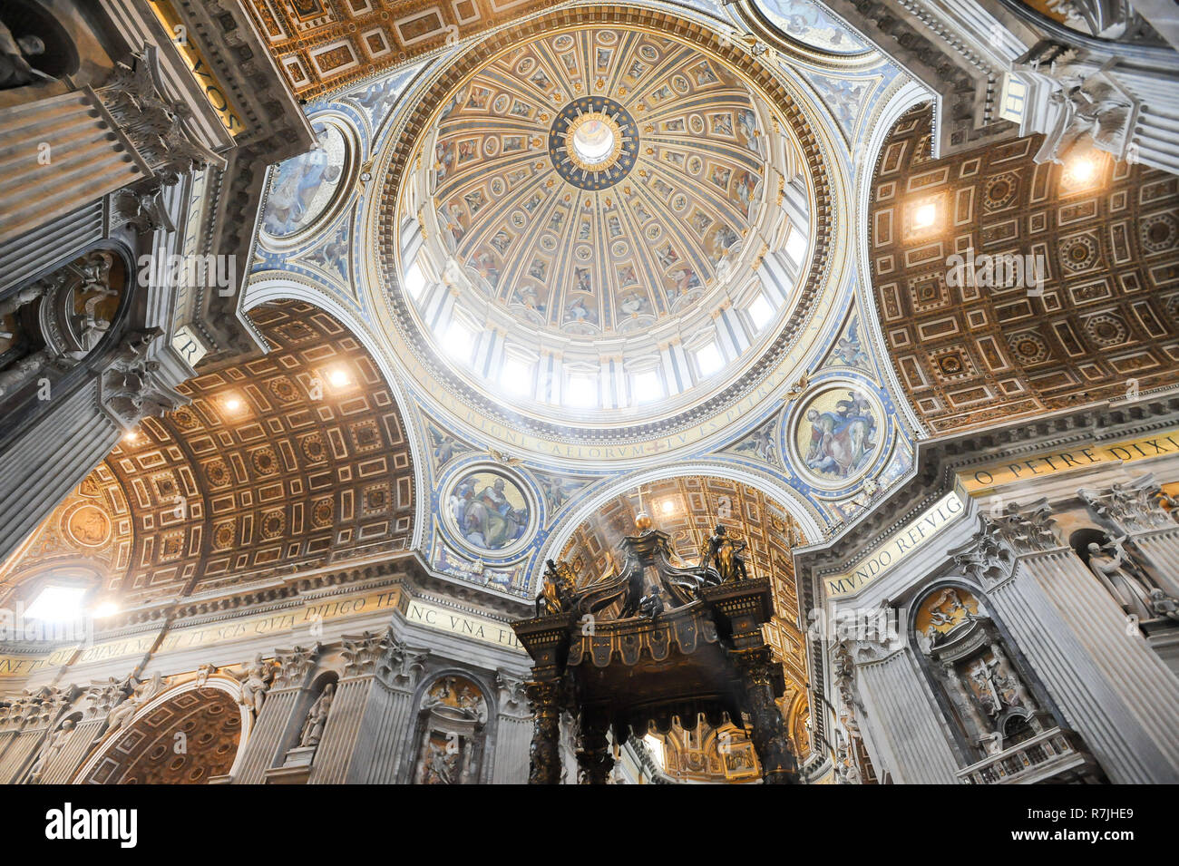 Michelangelo Kuppel, Barocke päpstliche Altar und Baldacchino von gianlorenzo Bernini und ...