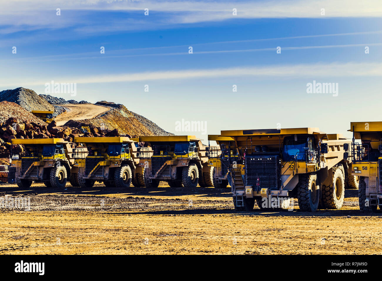 Big yellow mining truck -Fotos und -Bildmaterial in hoher Auflösung – Alamy