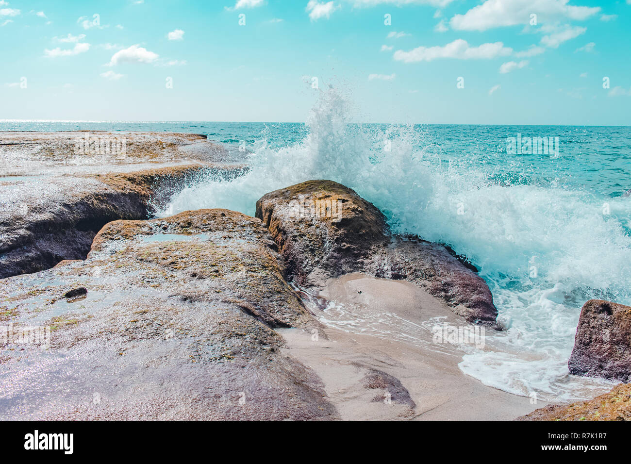 Große felsen am strand -Fotos und -Bildmaterial in hoher Auflösung – Alamy