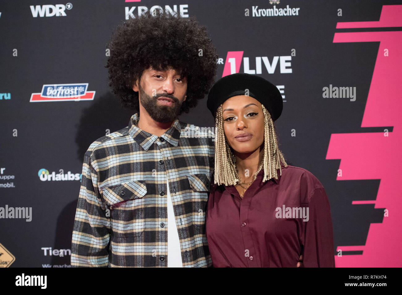 NURA Habib Ome (rechts, Musiker, Sänger, Sängerin) mit Begleitung ...