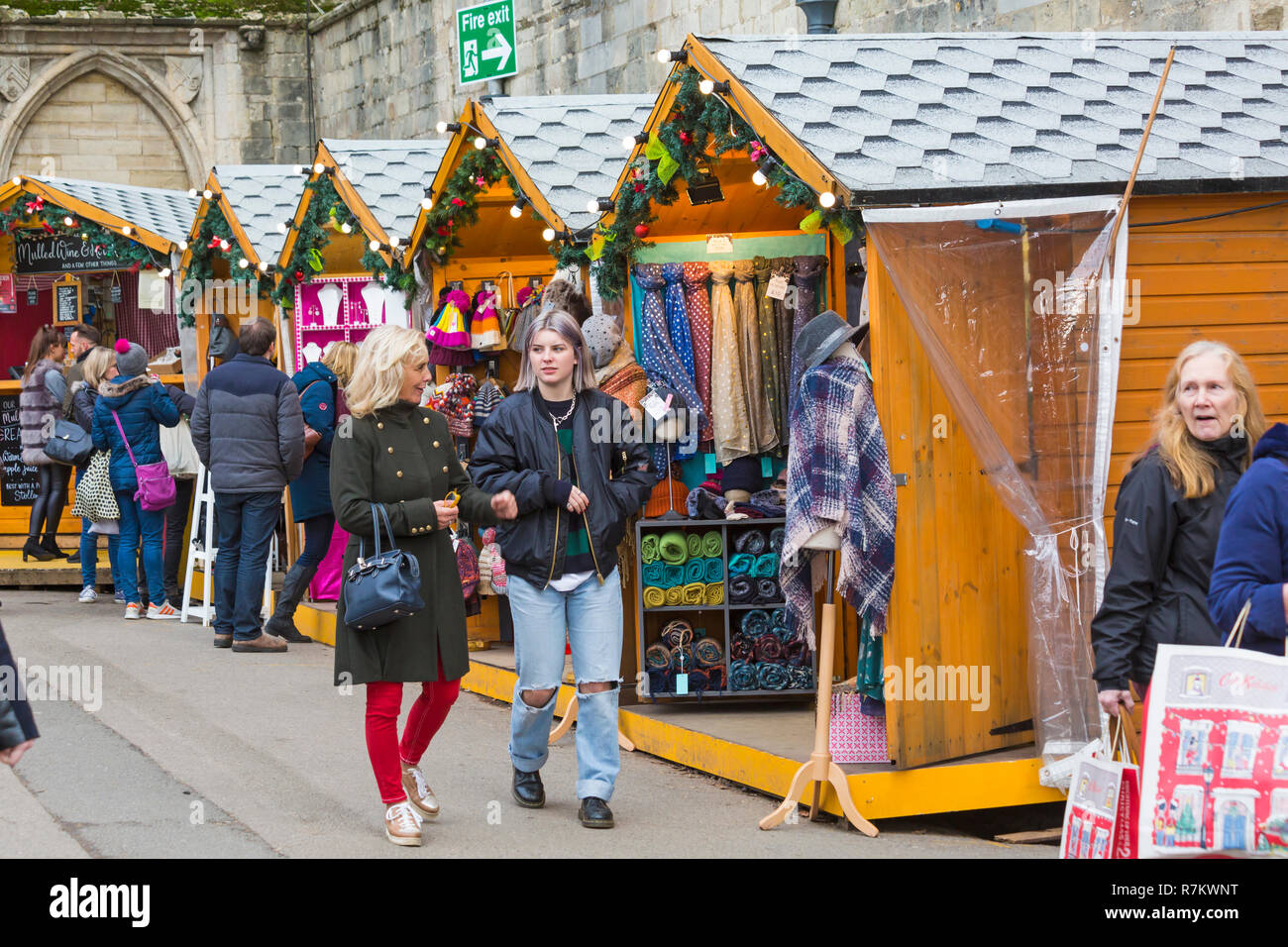 Winchester, Hampshire, UK. 10. Dez 2018. Menschenmassen strömen in ...
