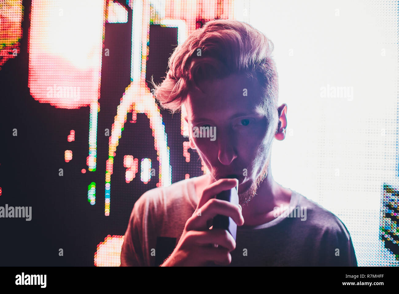 Woman smoking cigarette in car -Fotos und -Bildmaterial in hoher Auflösung - Seite 2 - Alamy