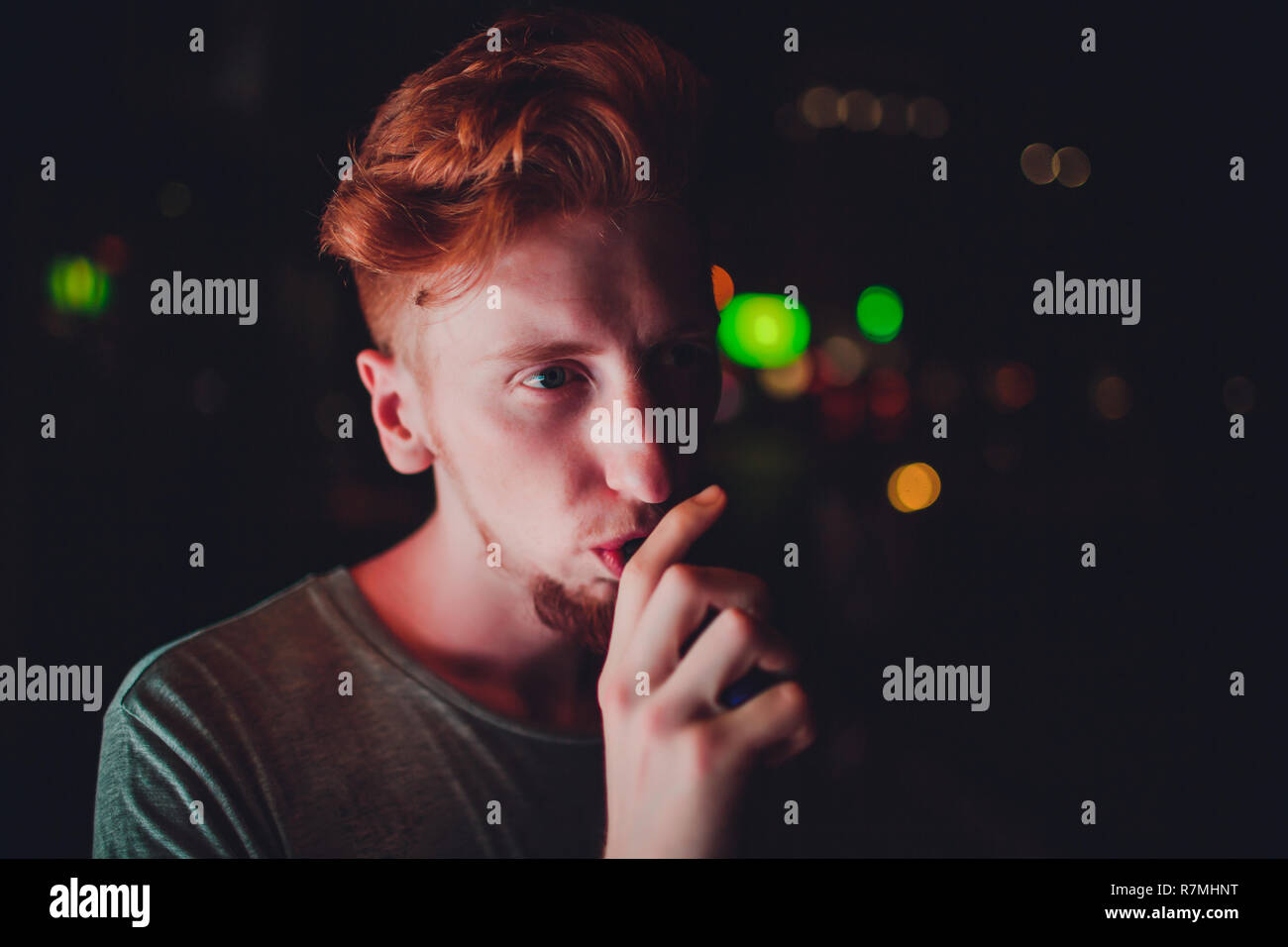 Portrait reifer Mann rauchen Elektronische Zigarette in den Straßen bei Nacht Stockfotografie ...