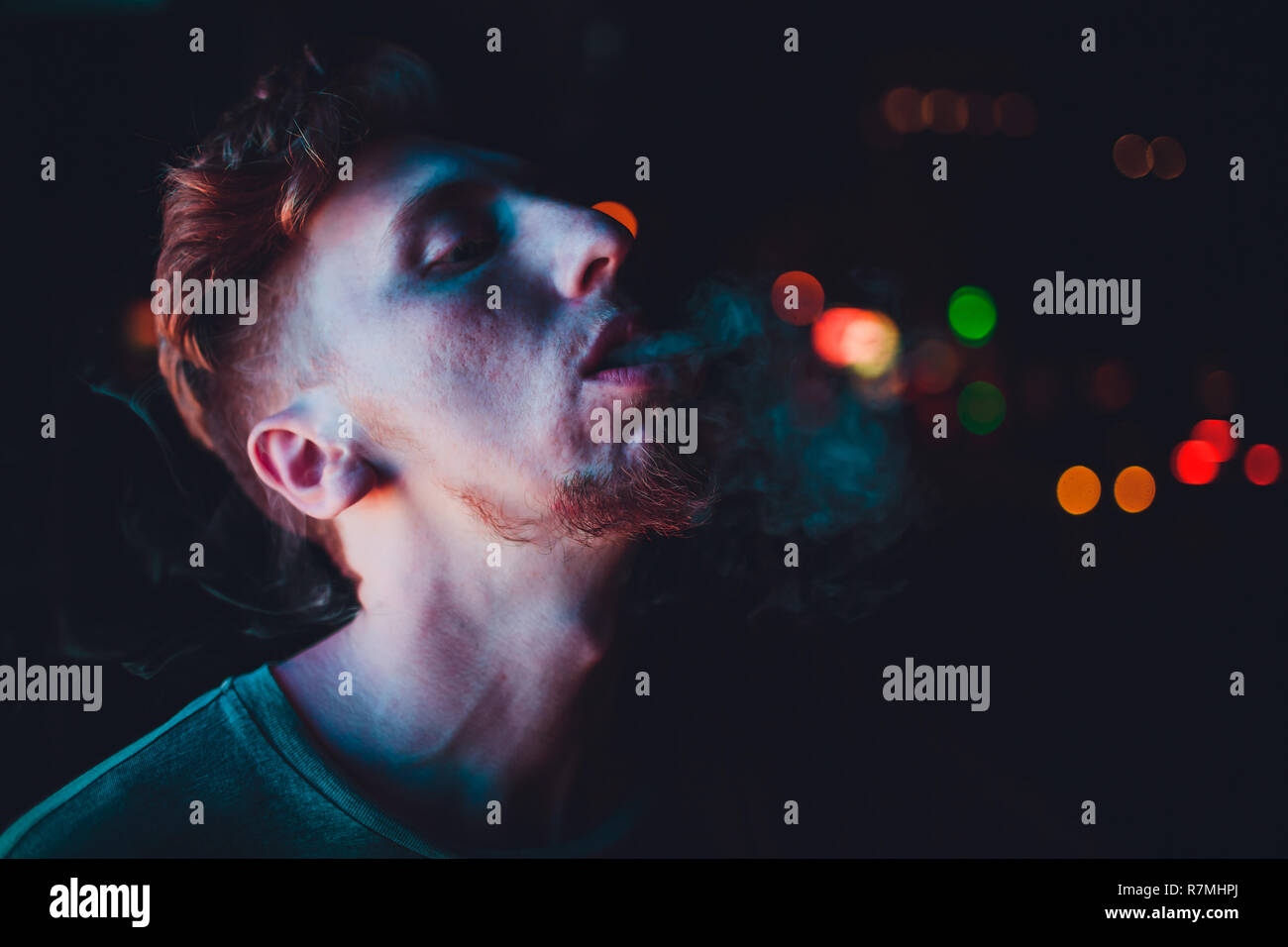 Woman smoking cigarette in car -Fotos und -Bildmaterial in hoher Auflösung - Seite 2 - Alamy