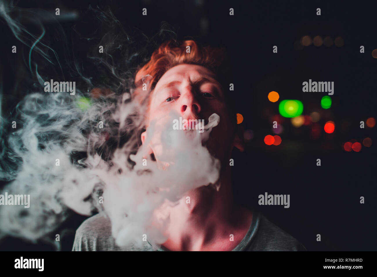 Woman smoking cigarette in car -Fotos und -Bildmaterial in hoher Auflösung - Seite 2 - Alamy