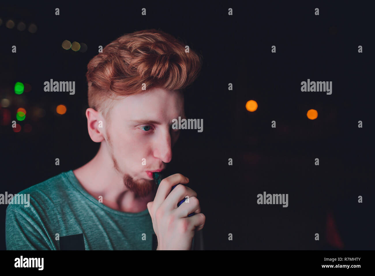 Woman smoking cigarette in car -Fotos und -Bildmaterial in hoher Auflösung - Seite 2 - Alamy