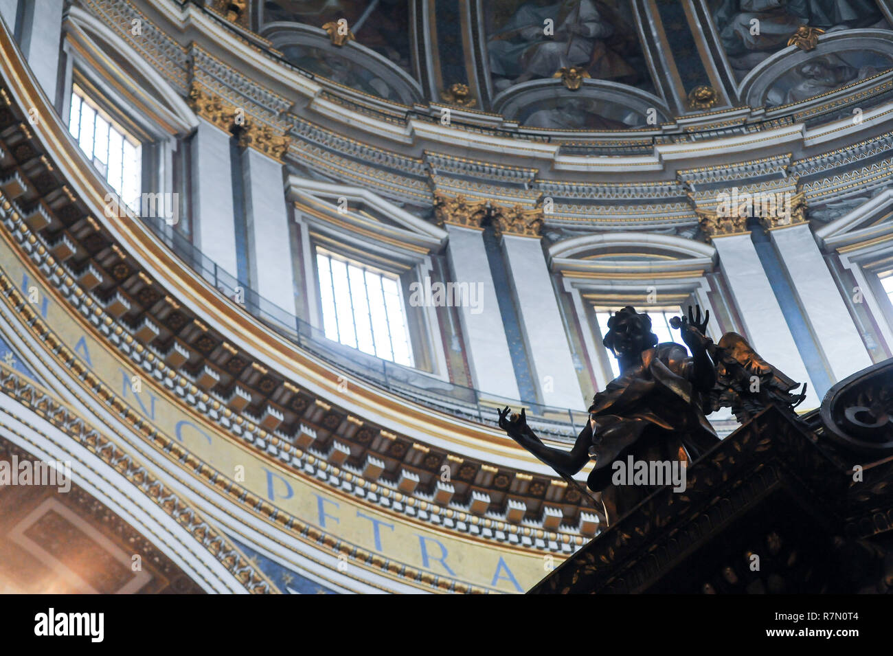 Gianlorenzo bernini st peter -Fotos und -Bildmaterial in hoher Auflösung – Alamy