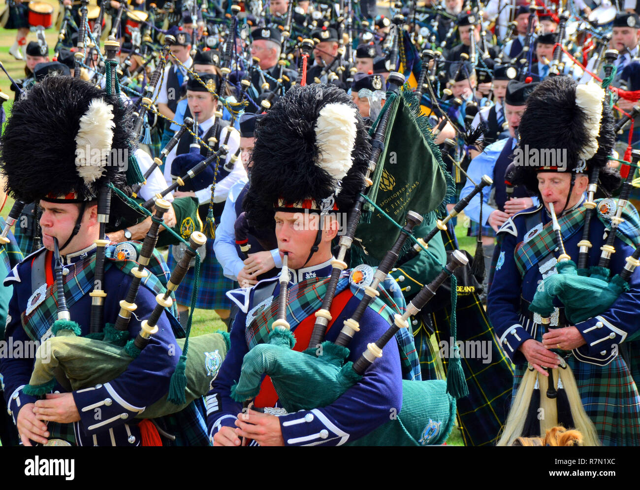 Frauen pipe band schottland -Fotos und -Bildmaterial in hoher Auflösung ...