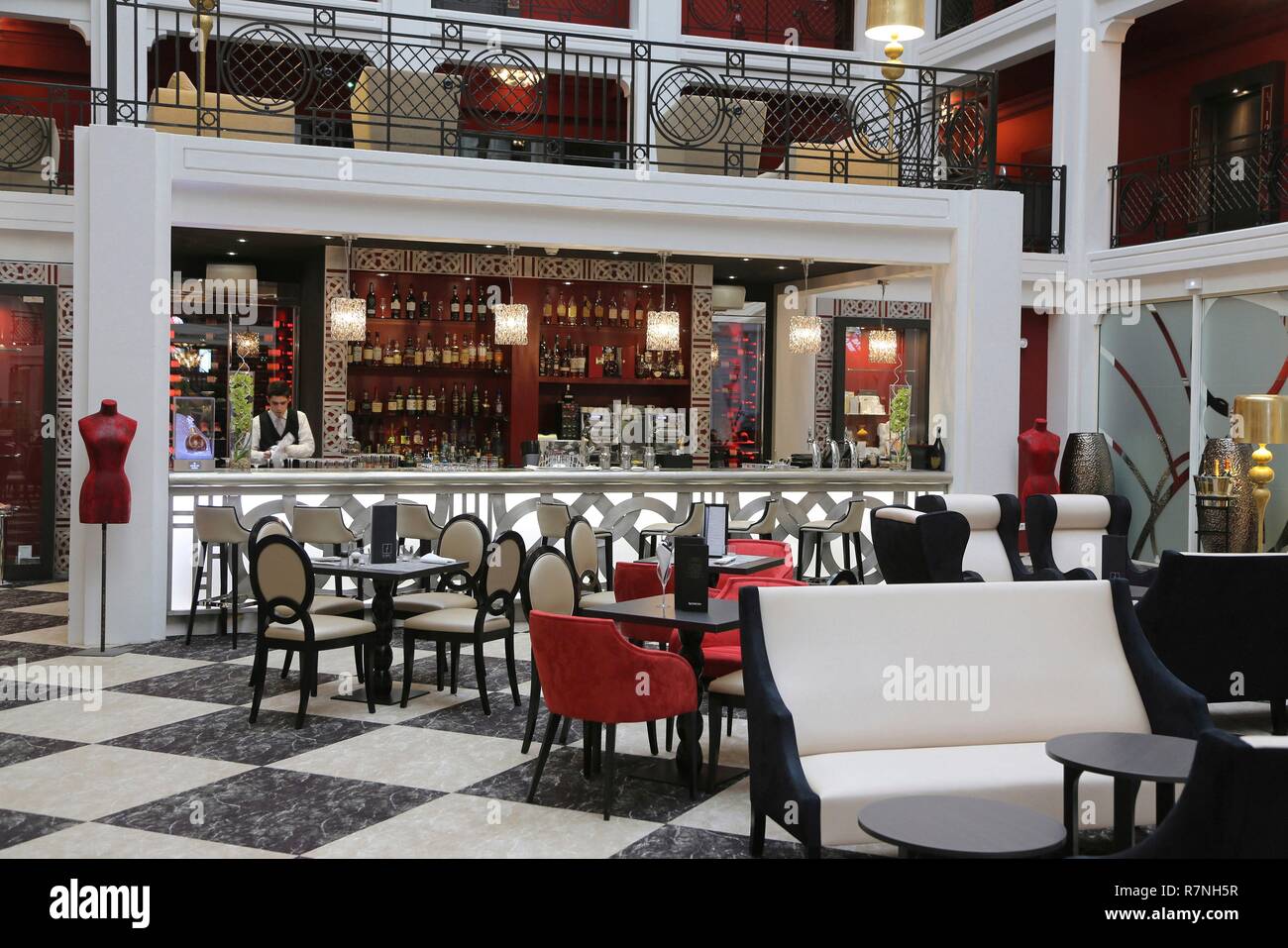 Frankreich, Pyrenees Atlantiques, Baskenland, Biarritz, Bar im Innenhof ...