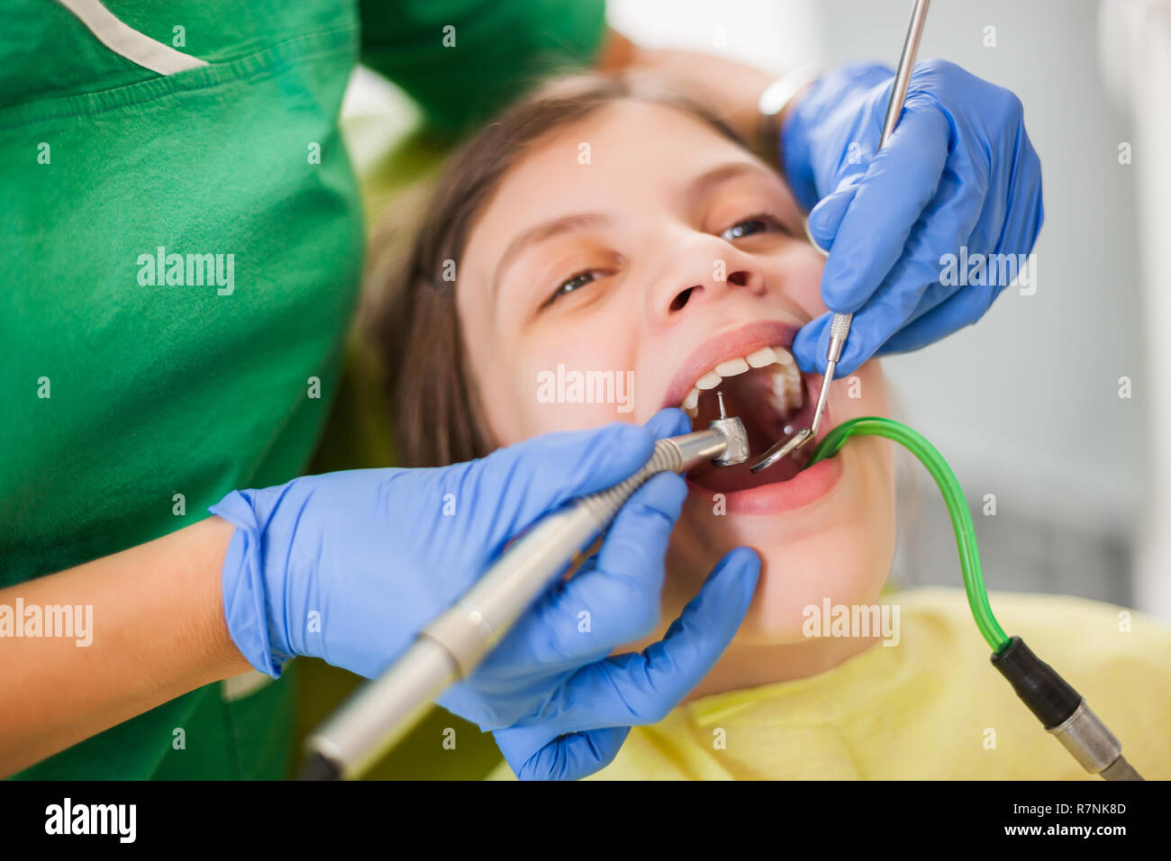 Zahnarzt bohren mädchen -Fotos und -Bildmaterial in hoher Auflösung – Alamy
