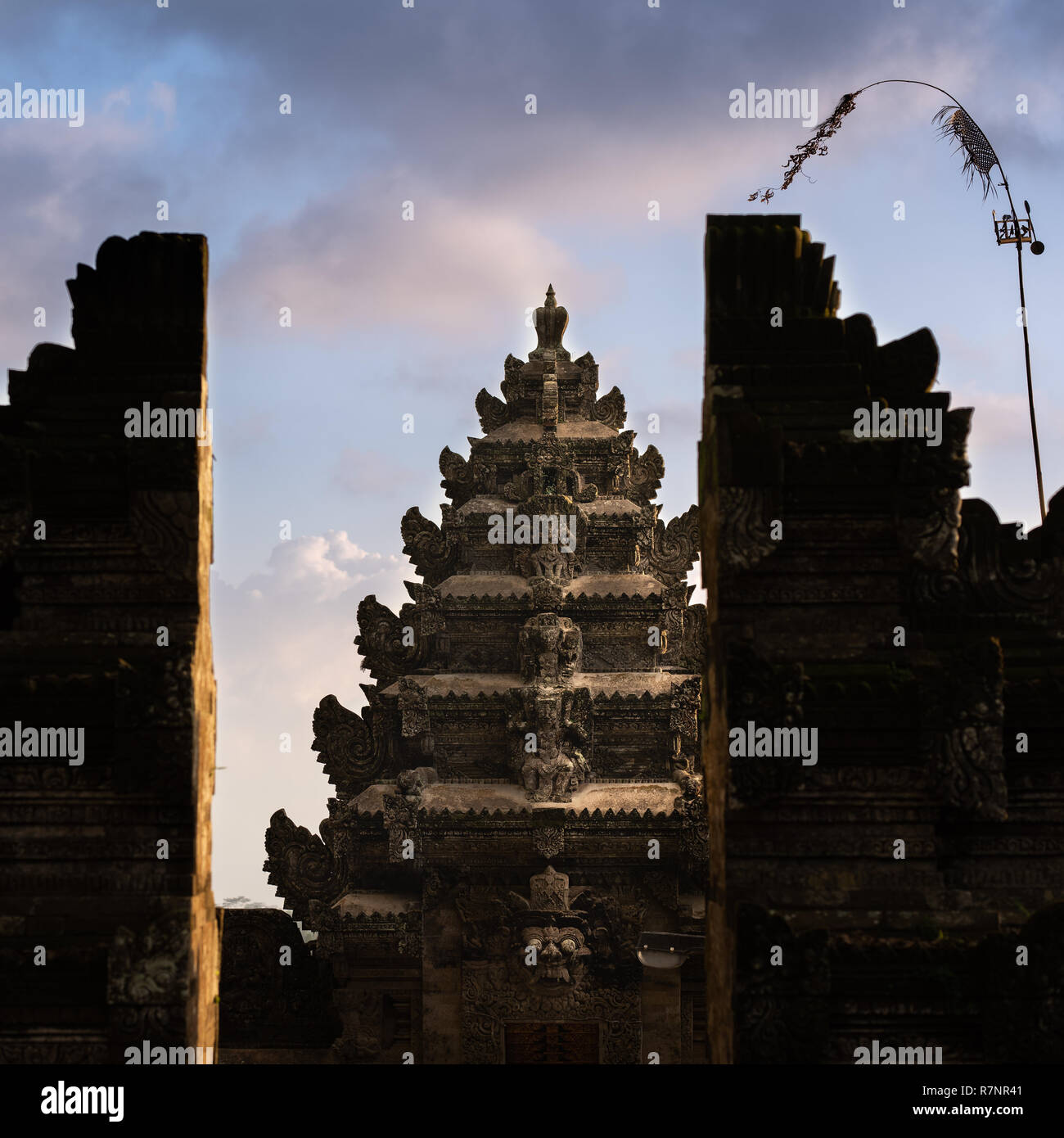 Candi bentar -Fotos und -Bildmaterial in hoher Auflösung – Alamy