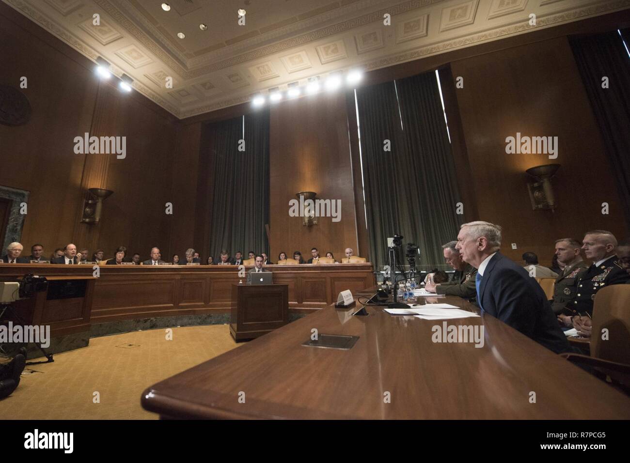 Verteidigungsminister James N. Mattis und Marine Corps Gen. Joseph F. Dunford Jr., Vorsitzender ...