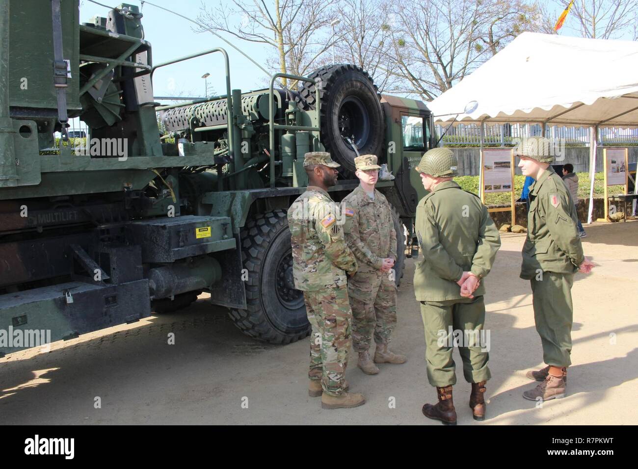 Sgt. Kondensstreifen Mccrary und SPC. Chris Lumpkin sprechen zum ...