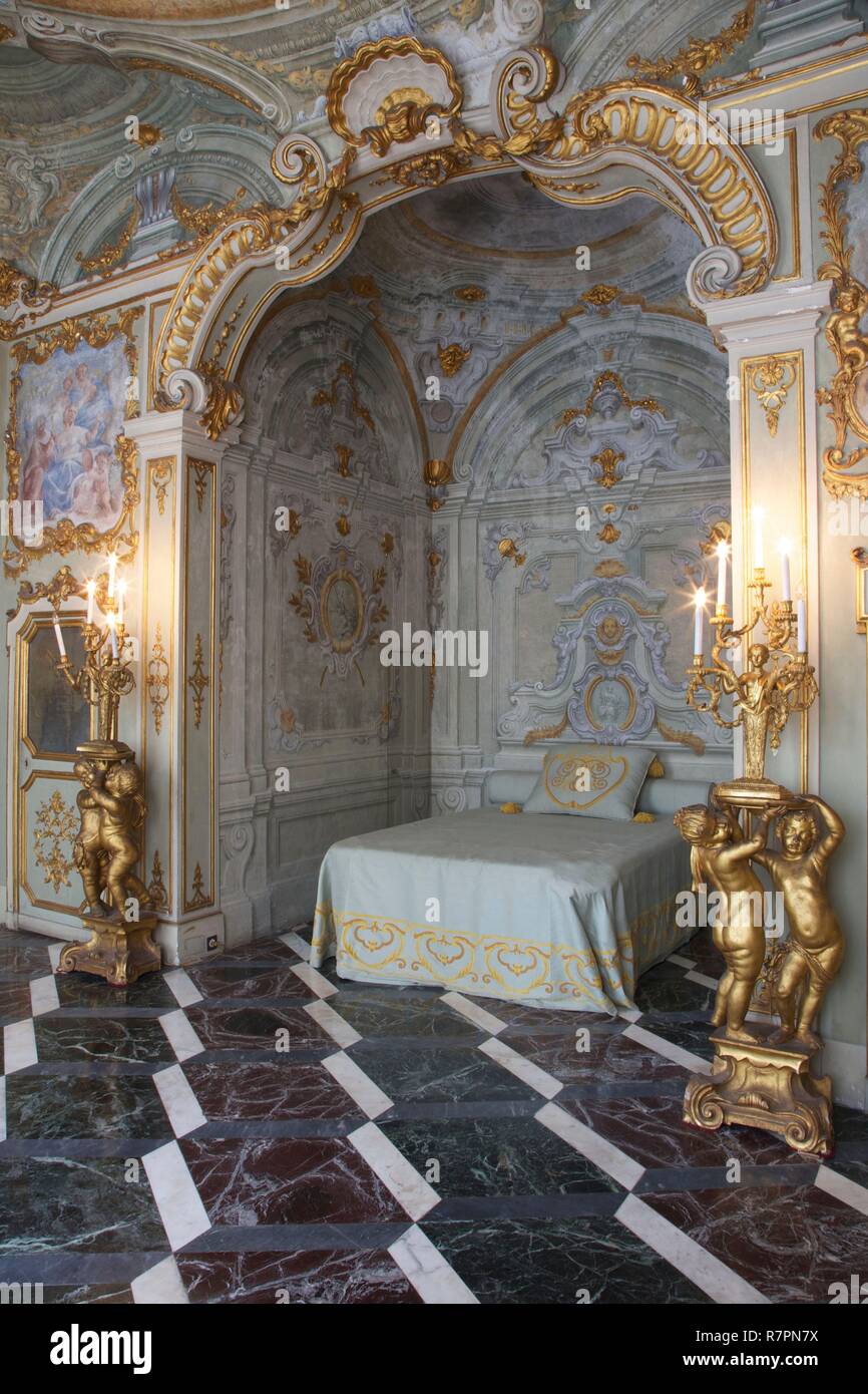 Rococo style bed -Fotos und -Bildmaterial in hoher Auflösung – Alamy